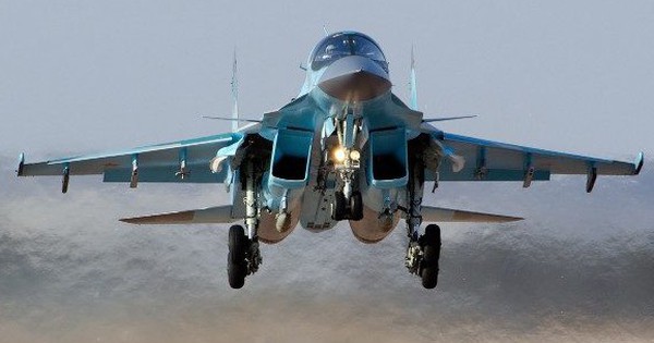 Khoảnh khắc Su-34 của Nga bay sát mặt đất ném bom táo bạo