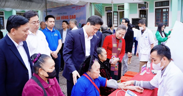 Hơn 1000 người dân Yên Hòa được khám, tư vấn sức khỏe miễn phí